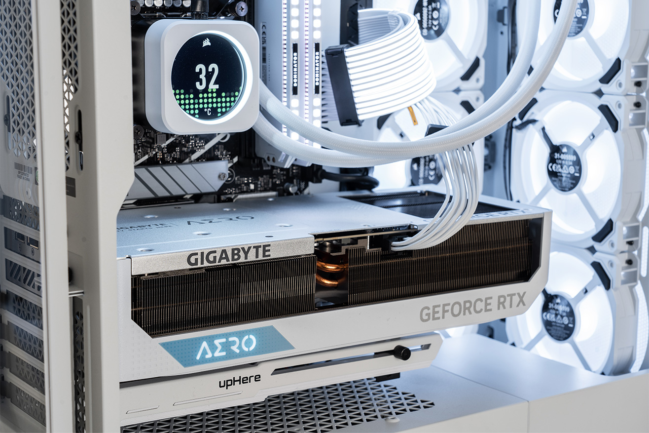 PCSPECIALIST - Witte gaming-pc's - Bouw je gaming-pc op maat